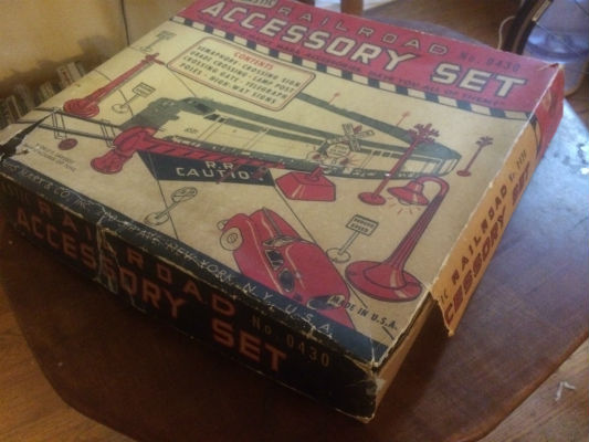 Louis Marx: Plastic railroad accessory set